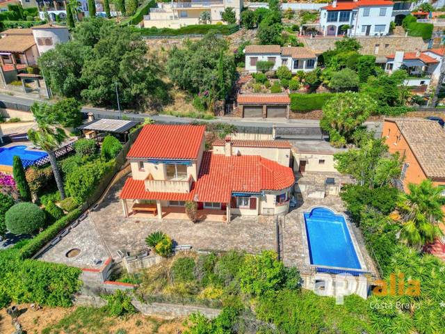 Casa o chalet en venta en Carrer Paris, Cabanyes - Mas Ambrós - Mas ...
